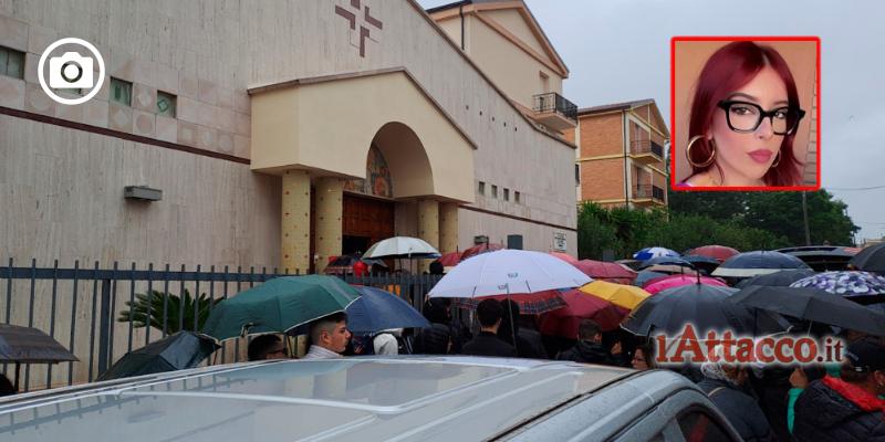 Torremaggiore, chiesa piena per il saluto finale a Jessica Malay. La ... Torremaggiore, chiesa piena per il saluto finale a Jessica Malay. La ...